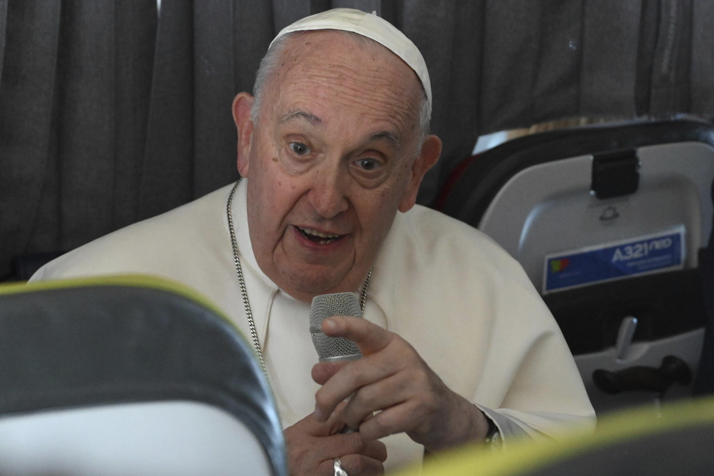 Mon. 9:18 a.m.: Pope discusses health, his ditched peace prayer in ...